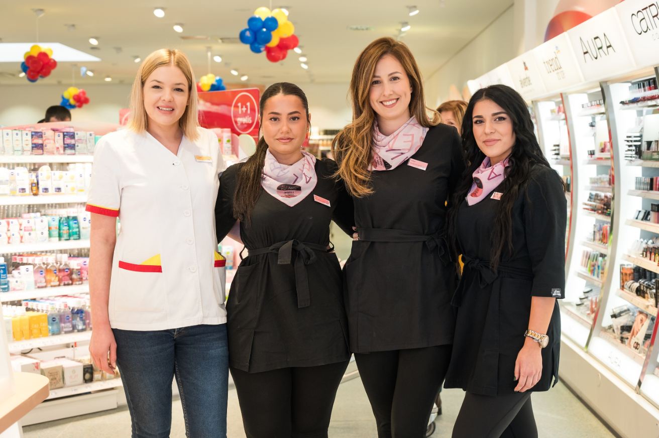 Praznična atmosfera u dm-u: 13. plata za zaposlenike, poklon kartice i ...